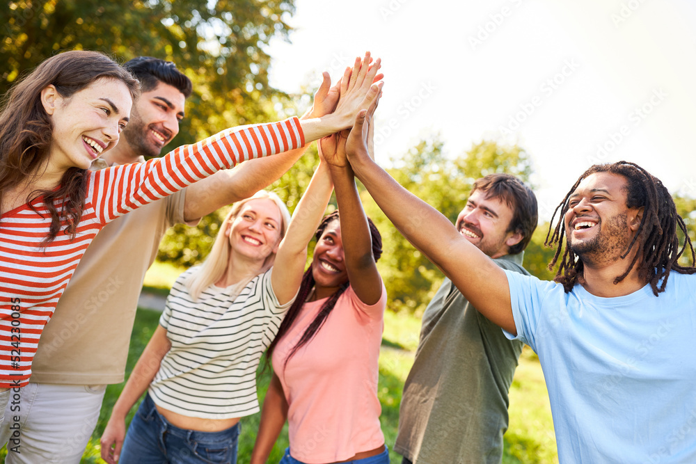 Gruppe diverser Leute feiert Integration mit High Five Stock Photo ...