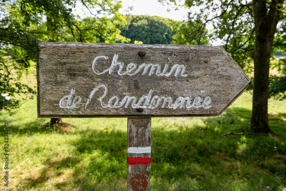 Panneau chemin de randonnée en bois avec balise GR Stock Photo | Adobe ...