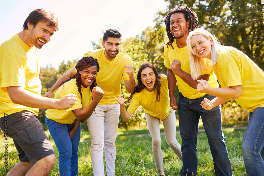 Junge Start-Up Leute im Teambuilding Workshop Stock Photo | Adobe Stock