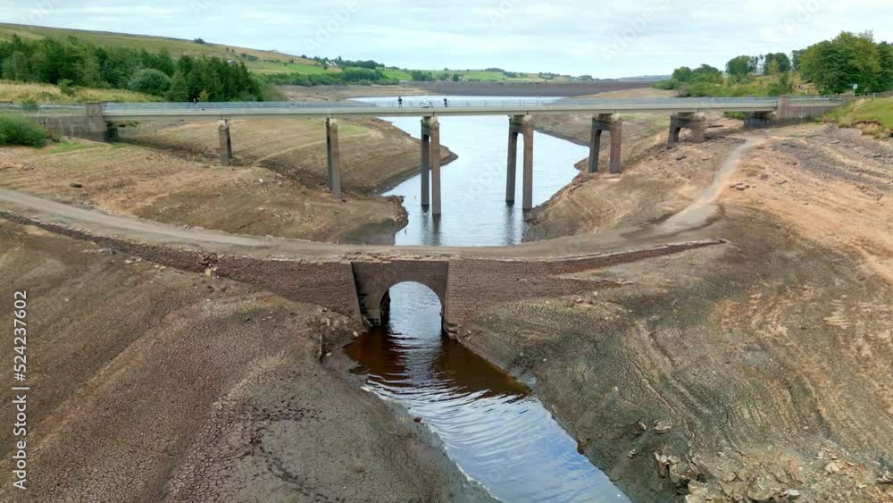 Vidéo Stock An old bridge is revealed during at Baitings Reservoir ...