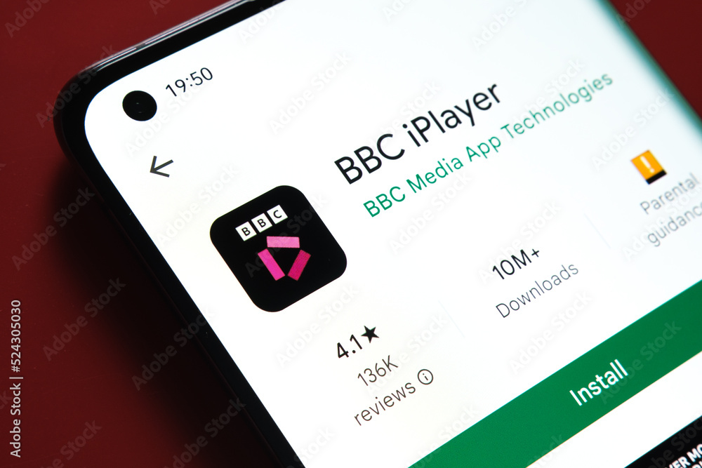 Foto de BBC iPlayer app seen in Google Play Store on the smartphone ...