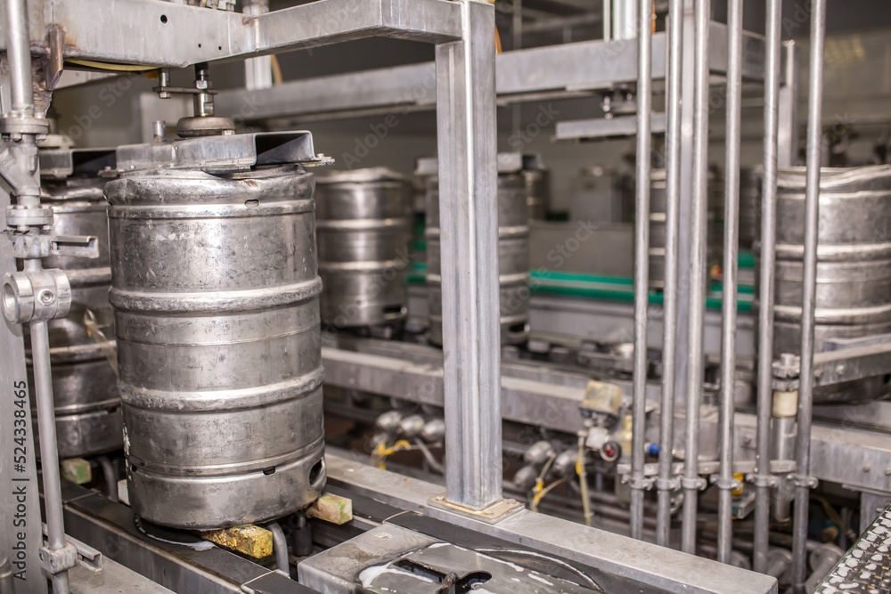 Foto de Brewery, bottling beer on aluminum kegs on conveyor lines ...