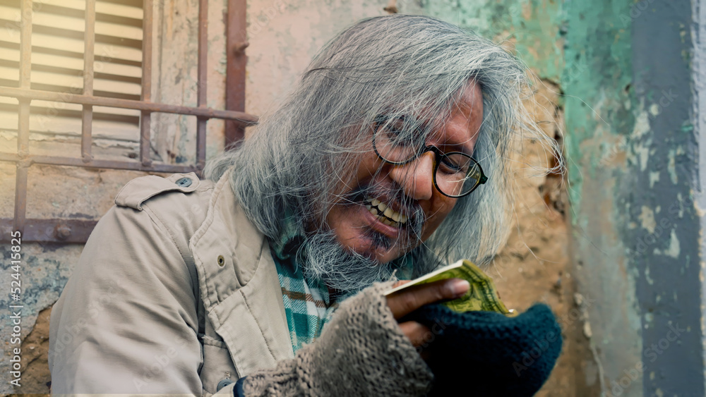 Stockfoto Asian homeless man rejoices after receiving banknotes from ...
