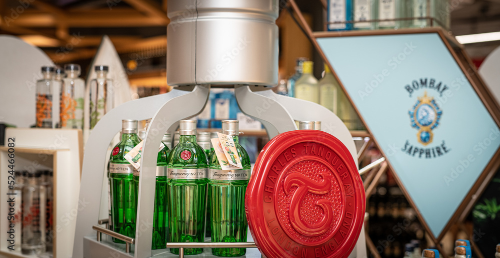 Tanqueray Gin POS Aufbau Display im Supermarkt Stock Photo | Adobe Stock