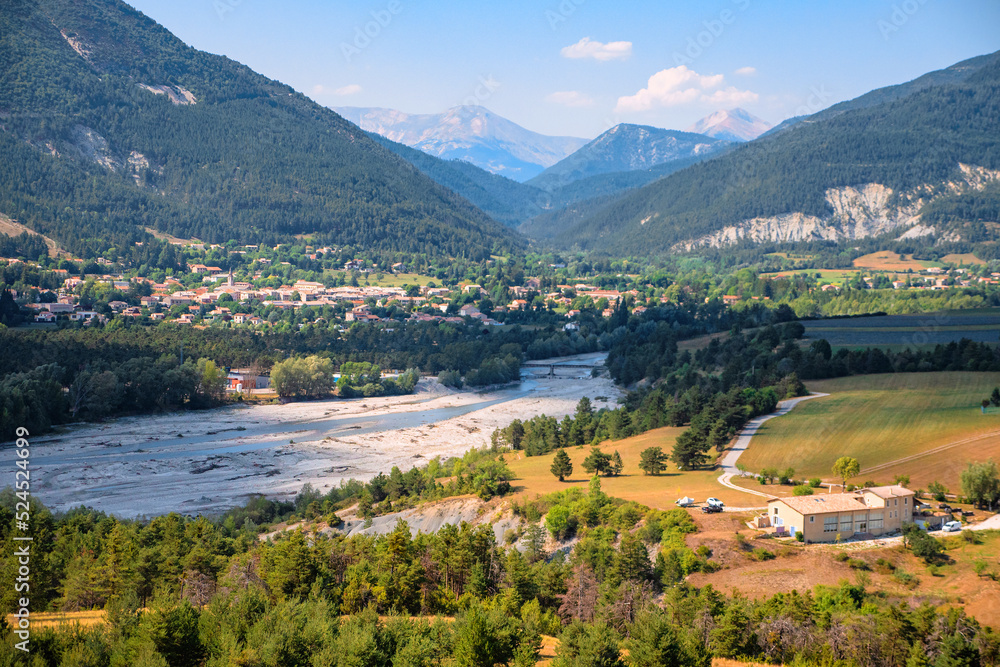 Lake Castillon in the Alpes-de-Haute-Provence, dried up by the heat ...