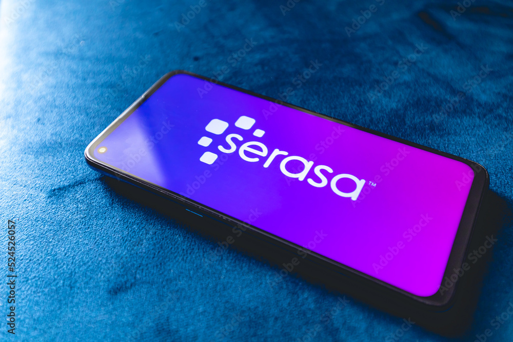 Serasa. Um telefone celular com a logo da empresa brasileira Serasa ...
