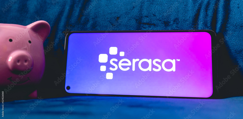 Serasa. Um telefone celular com a logo da empresa brasileira Serasa ...