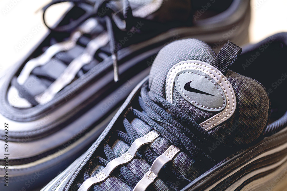 Nike. Símbolo da empresa NIKE em um Tênis Nike Sportswear Air Max 97 ...