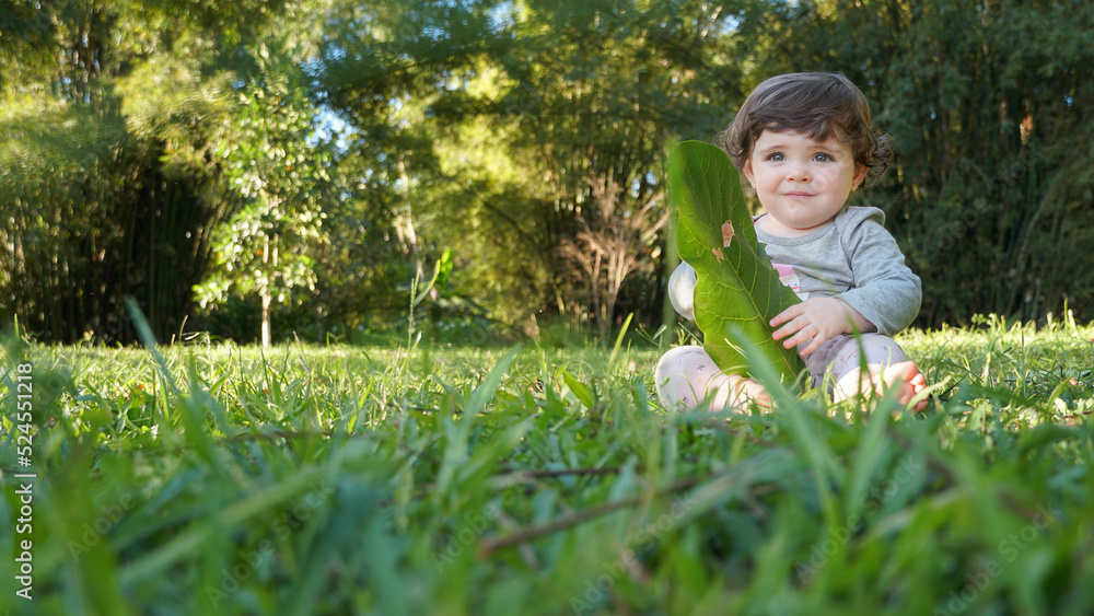Foto Stock Bebê, menina, sentada em um gramado, , ao ar livre, juntoà ...