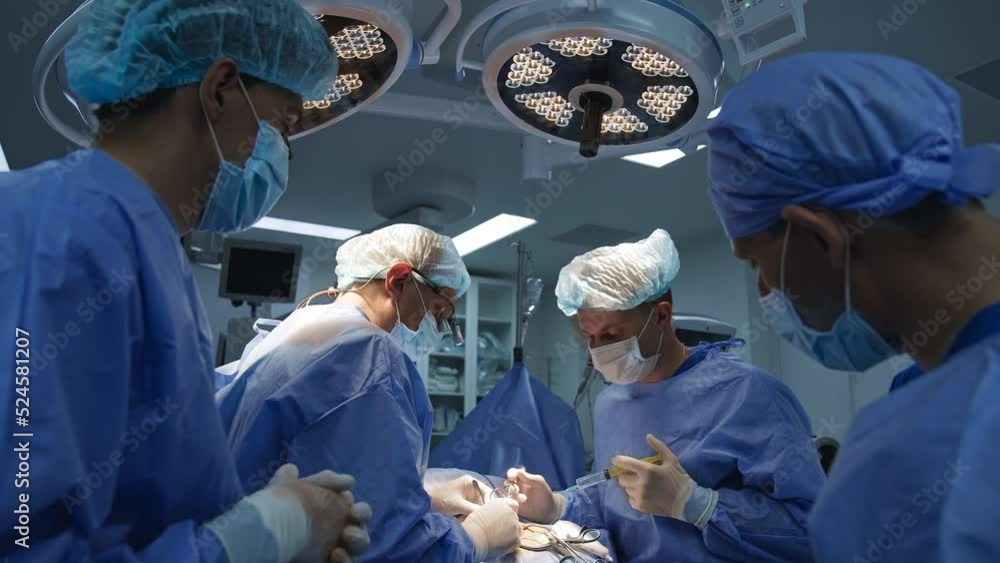Vidéo Stock Two surgeons using metal tools collaborating at operation ...