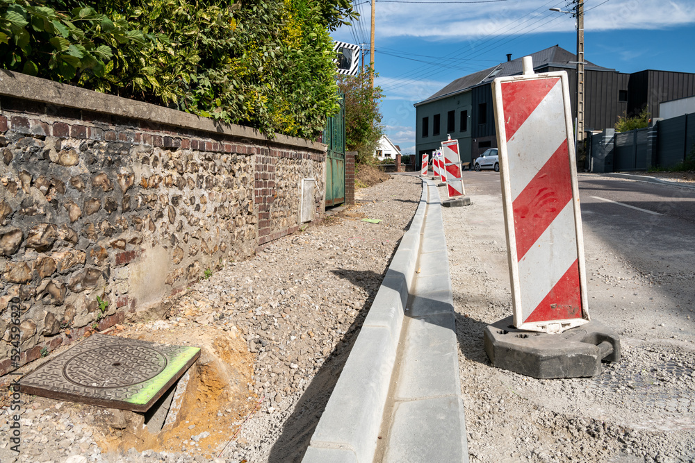 Réfection de trottoir et caniveau dans une rue. Pose de bordures en ...