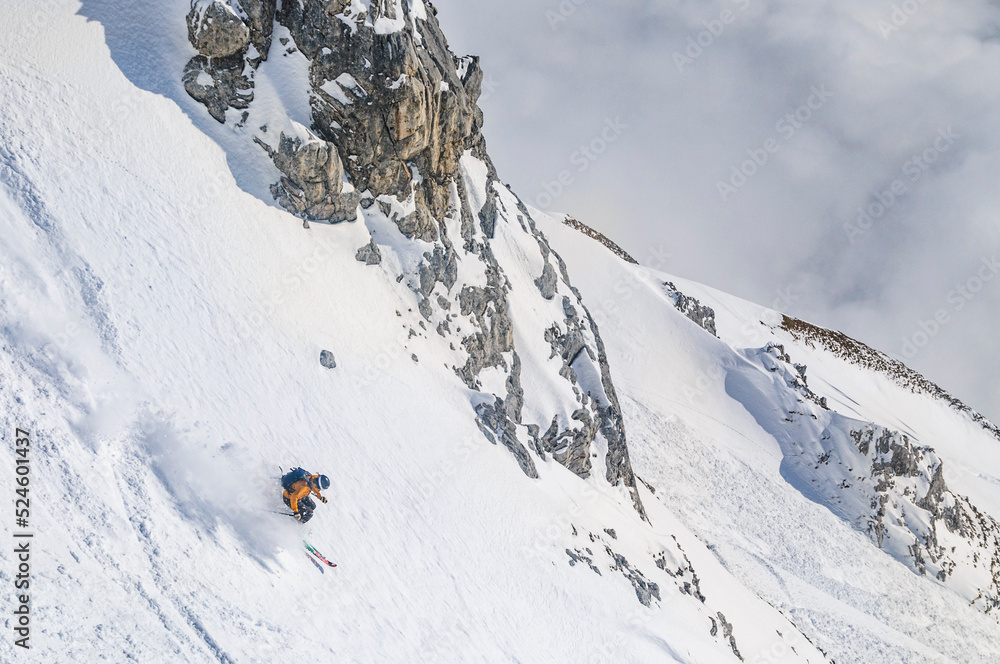 Spektakulär telemarken im felsigen Gelände Stock Photo | Adobe Stock
