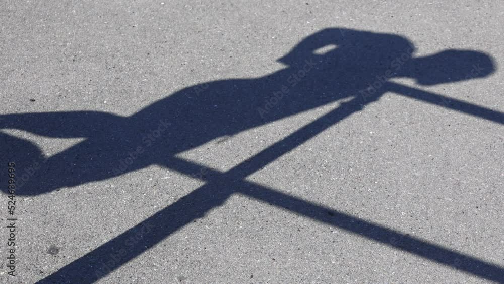 Vidéo Stock Shadow of bodybuilder performing a push-up exercise on the ...