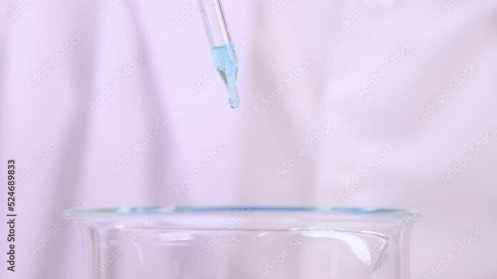 Vidéo Stock Scientist using glass dropper have blue chemical liquid ...