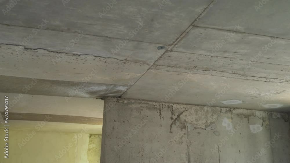 Ceiling made of concrete slabs in a new apartment. Apartment interior ...