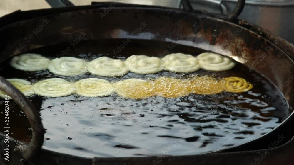 Vidéo Stock Indian Dhaba Halwai Making Jalebi Also Known As Jilapi ...