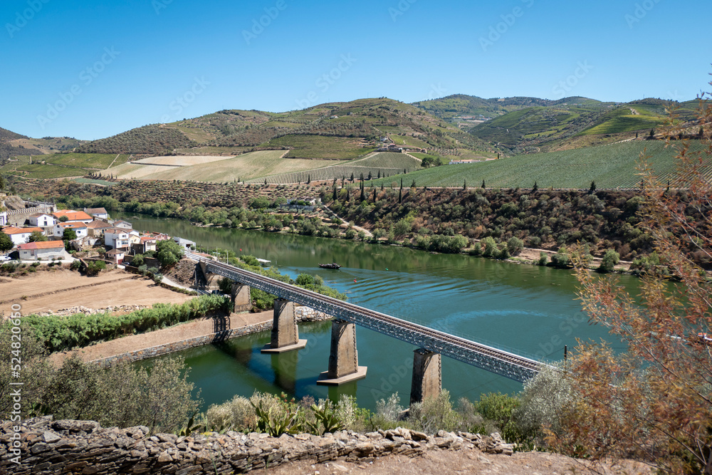 Ponte com linha do comboio junto ao rio Douro em Foz Tua, Portugal ...