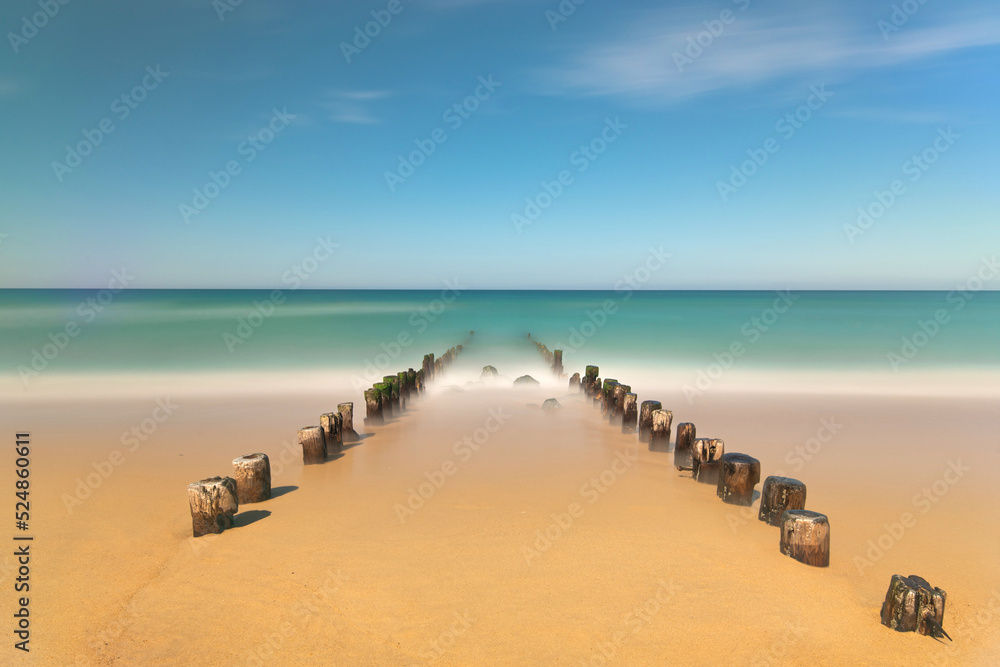 Pause longue sur l'estacade de la plage du Penon à Seignosse, Landes ...