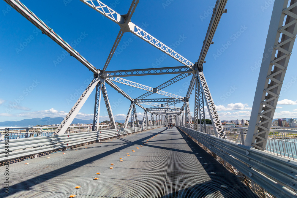 estrada de aço e a geometria criados pela estrutura da ponte Hercílio ... estrada de aço e a geometria criados pela estrutura da ponte Hercílio ...