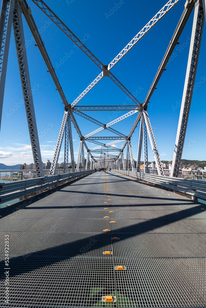 Foto de desenhos geométricos feitos pela estrutura da ponte Hercílio ...