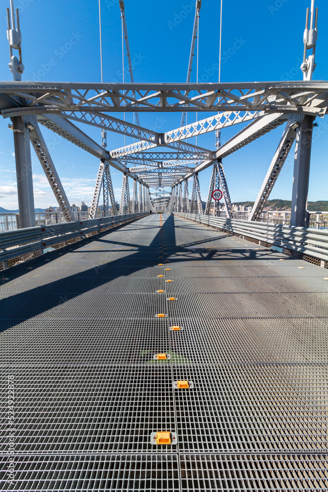 chão de metal e os desenhos geométricos criados pela estrutura da ponte ... chão de metal e os desenhos geométricos criados pela estrutura da ponte ...