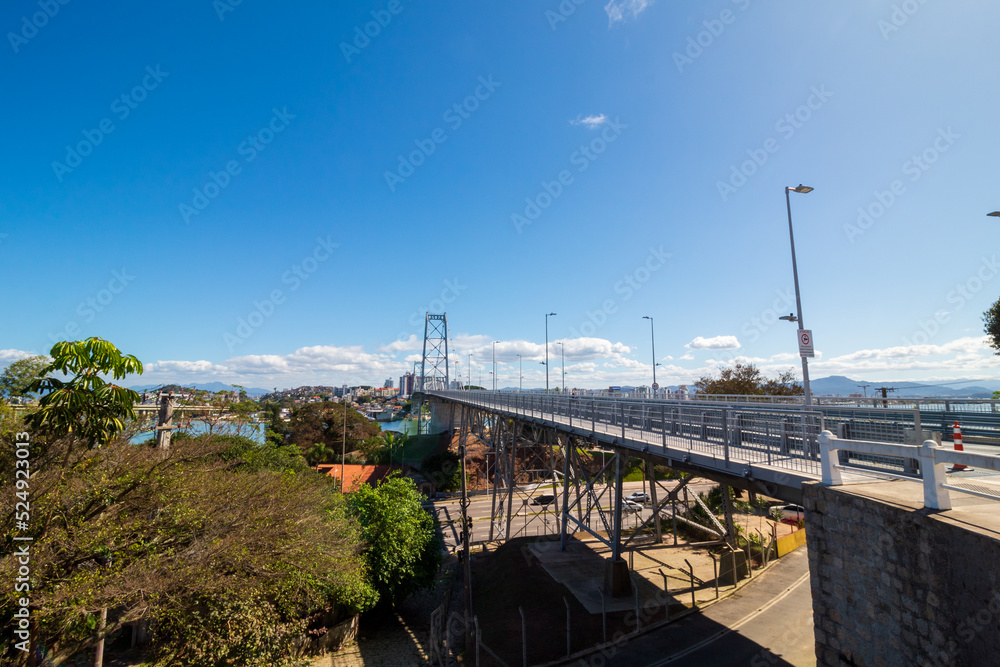 desenhos geométricos criados pela estrutura da ponte Hercílio Luz da ... desenhos geométricos criados pela estrutura da ponte Hercílio Luz da ...
