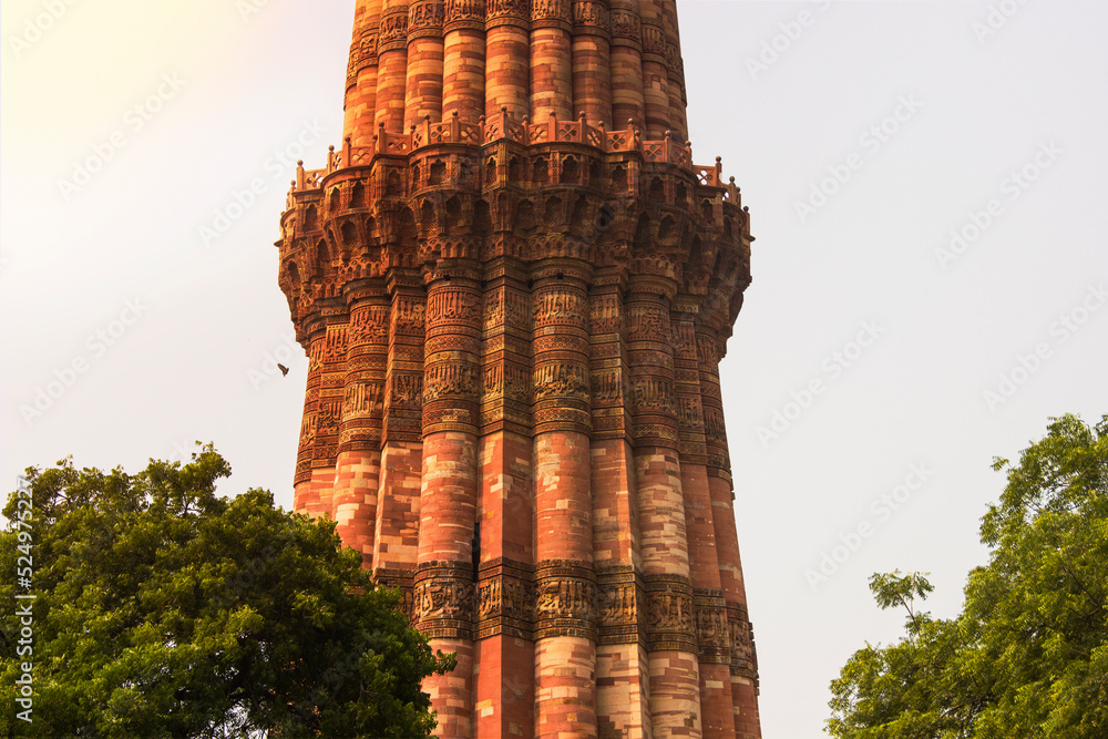 Foto de Qutub Minar lower shot. lower down view of Qutub Minar. Mughal architect. Mehrauli ...