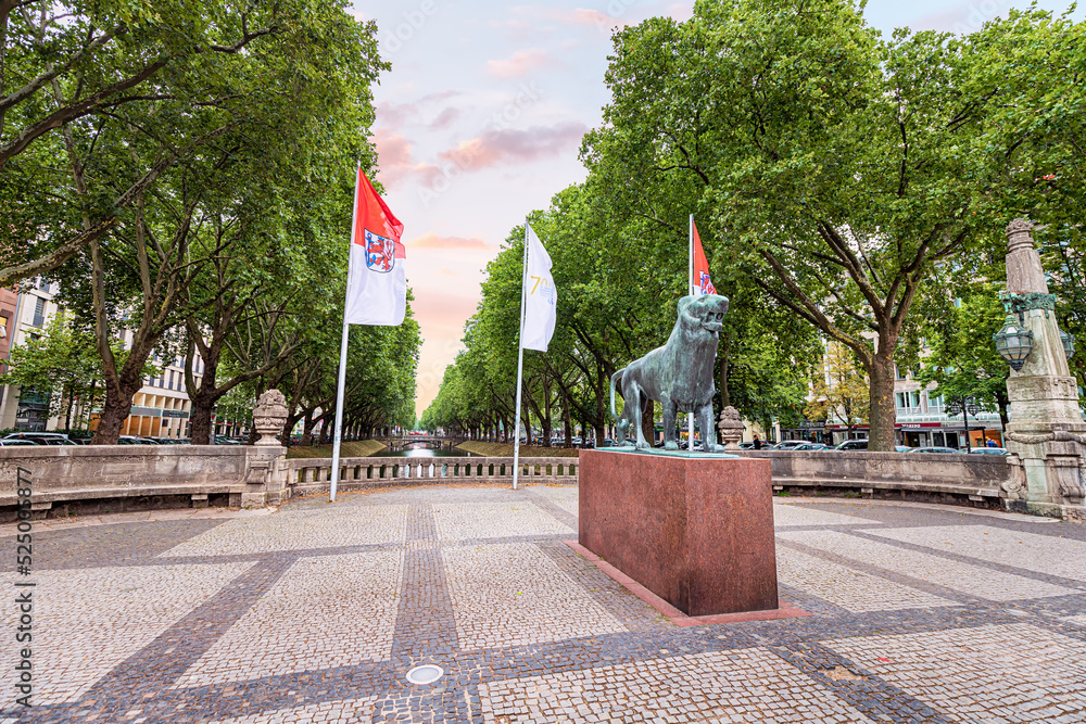21 July 2022, Dusseldorf, Germany: statue of the lion - the symbol and ...