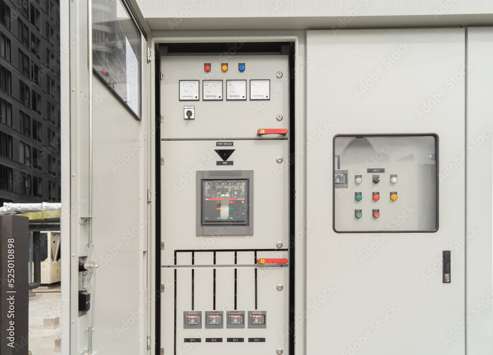 Foto de Close up of Industrial electric switch panel power plant in ...