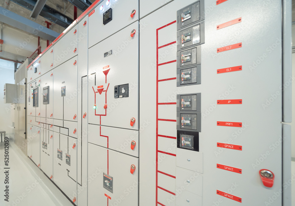 Foto de Close up of Industrial electric switch panel power plant in ...