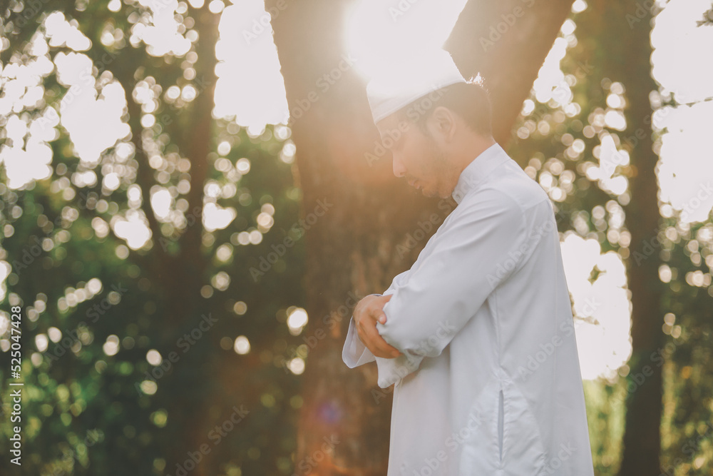 Religious muslim man traditional kandura praying outdoor at quiet ...