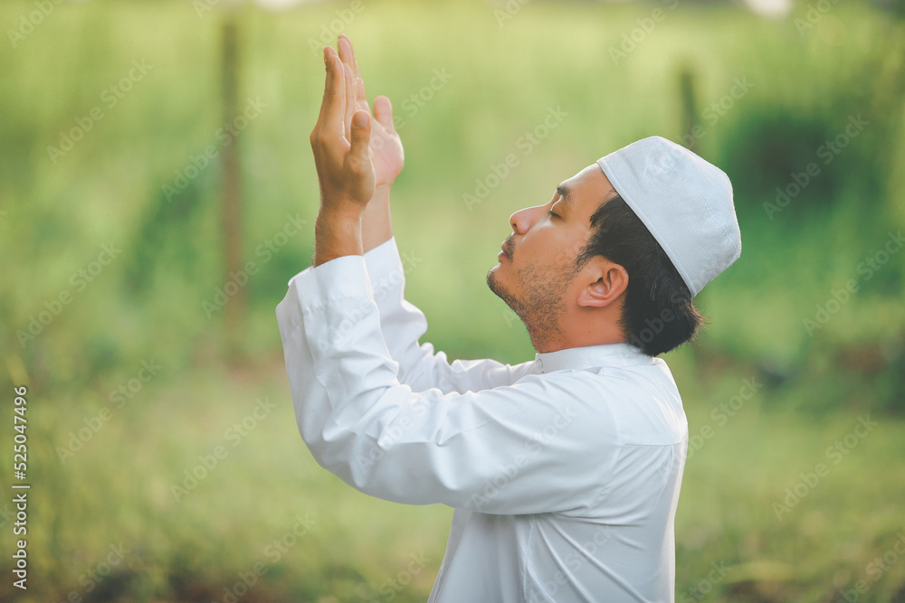 Religious muslim man traditional kandura praying outdoor at quiet ...