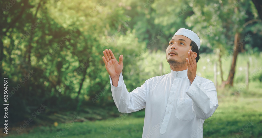 Religious muslim man traditional kandura praying outdoor at quiet ...