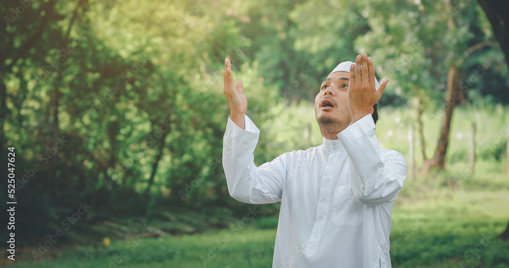 Religious muslim man traditional kandura praying outdoor at quiet ...