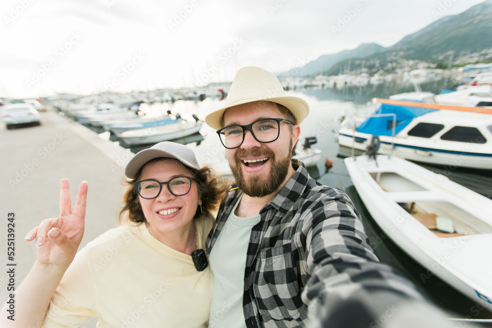 Foto de Young couple taking a self portrait laughing as they pose close ...