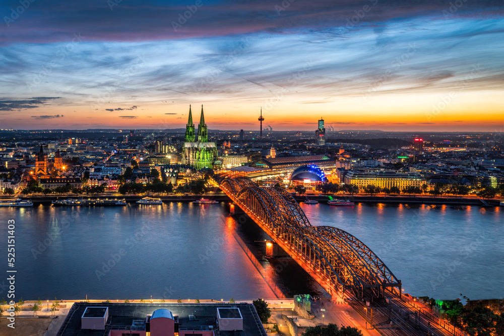 Cologne skyline at sunset with view of Kölner Dom (Cologne Cathedral ...
