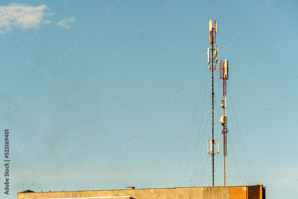 Foto de New GSM antennas on a high tower against a blue sky for ...