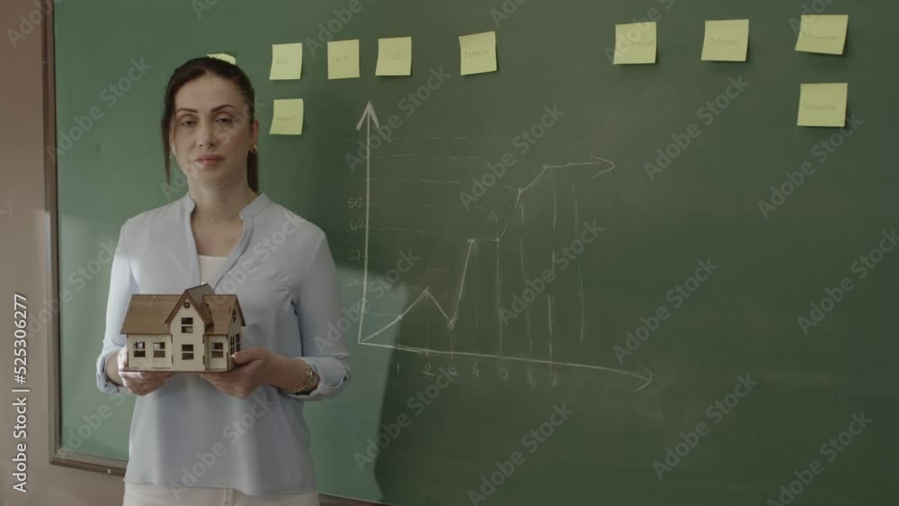 Vídeo do Stock: Female realtor explaining model house to sales team or ...