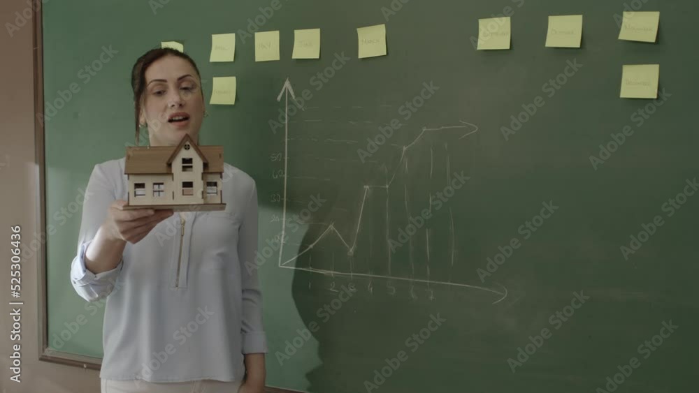 Vidéo Stock Female realtor explaining model house to sales team or ...