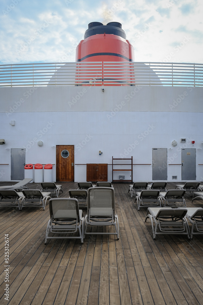 Sonnenliegen auf Luxus Kreuzfahrtschiff - Sun loungers and deck chairs ...