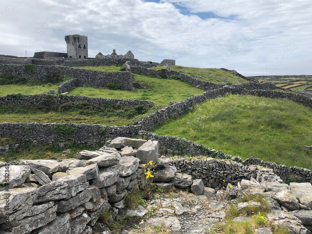 Fotka „Ruins of O'Brien's Castle panorama on Inis Oirr (Inisheer), Aran ...
