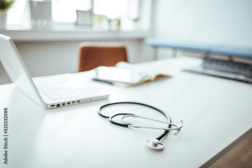 Foto de Empty Doctor's Office. Medical Examination Room With Gurney And ...
