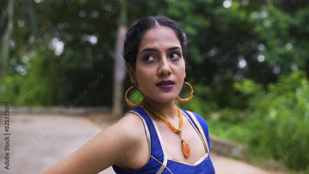 Beautiful Indian woman in traditional chaniya choli for navratri ...