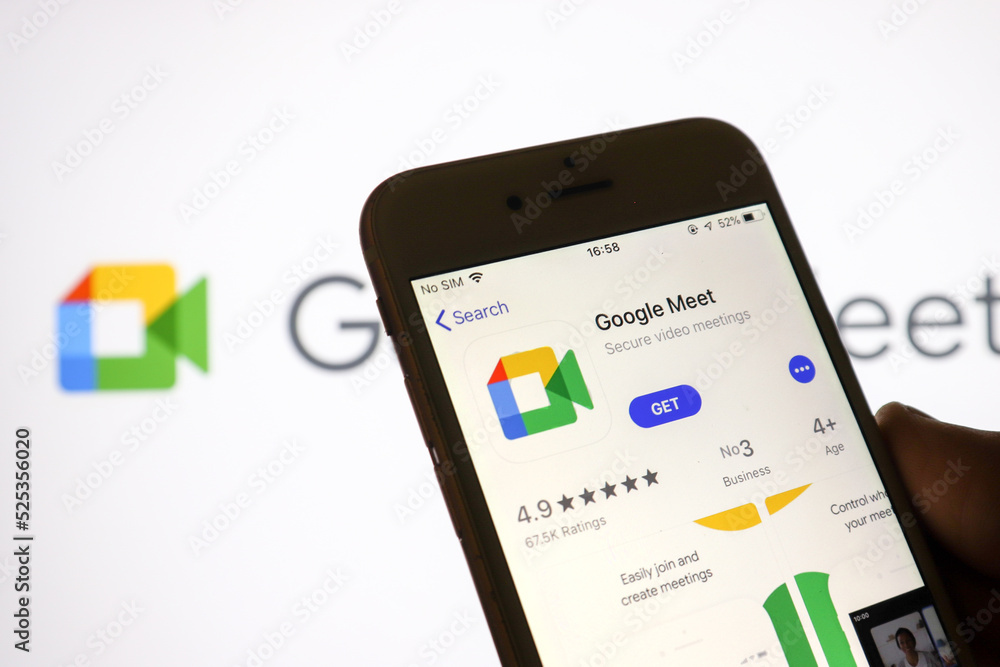 Foto de Google Meet application on phone screen and logo Google Meet ...