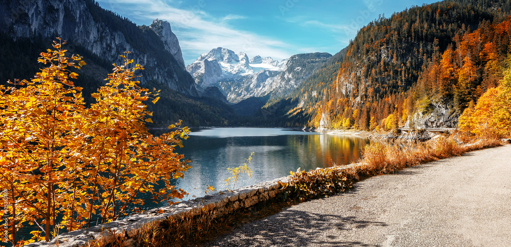 Stunning Landscape of Alpine Lake. Gosausee Vorderer lake and Dachstein ...
