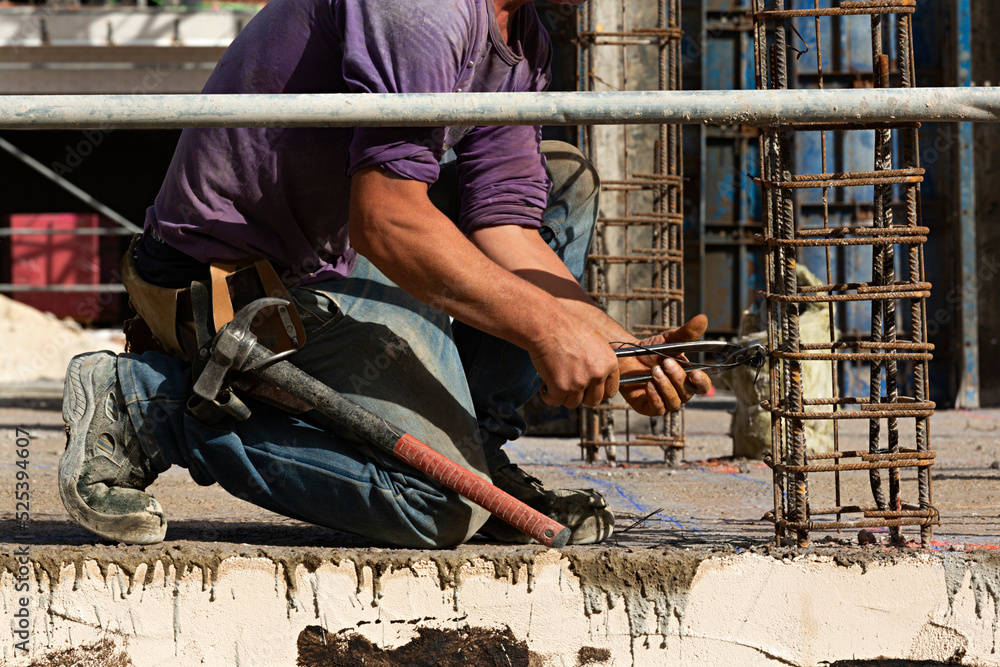 Obrero trabajando agachado en una obra de construcción. Stock Photo ...