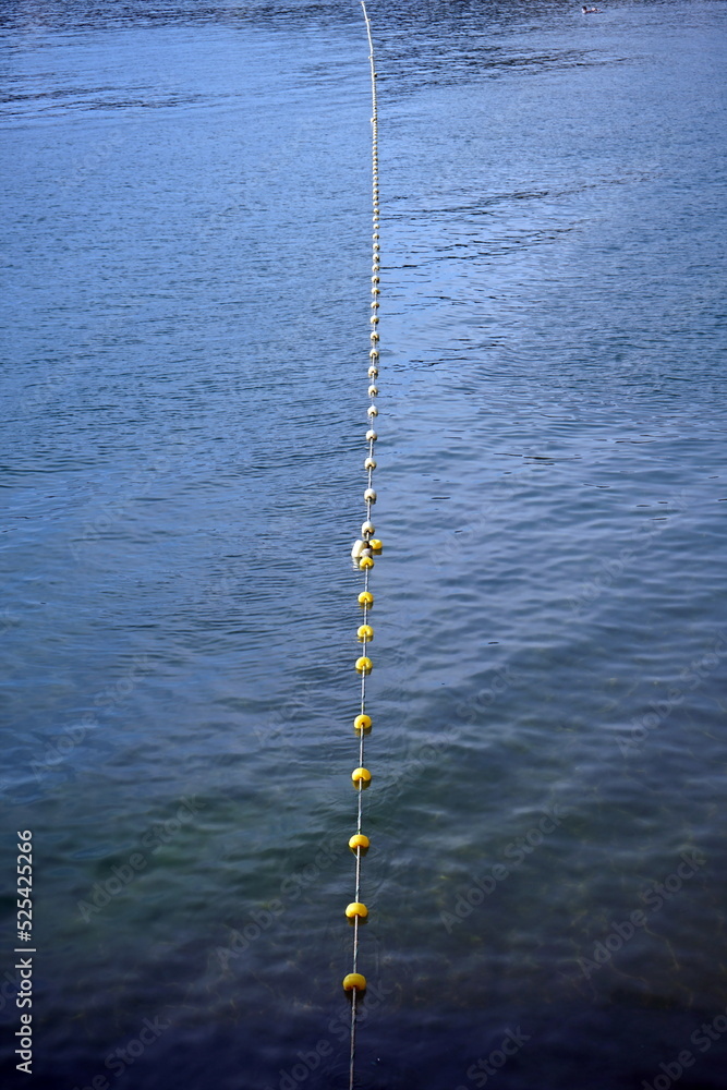 Schwimmer und Bojen kennzeichnen den Schwimmbereich am Güzelcehisar ...