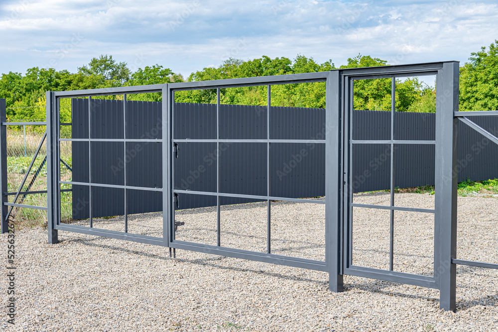 Foto de Installation of metal gates. Gate from a profile pipe in the ...