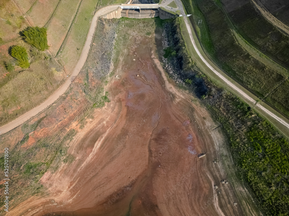 Visto de cima represa lagoa grande e linda com seca da agua no inverno ...
