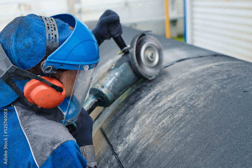 Linear fitter or pipeliner removes plastic insulation from large ...